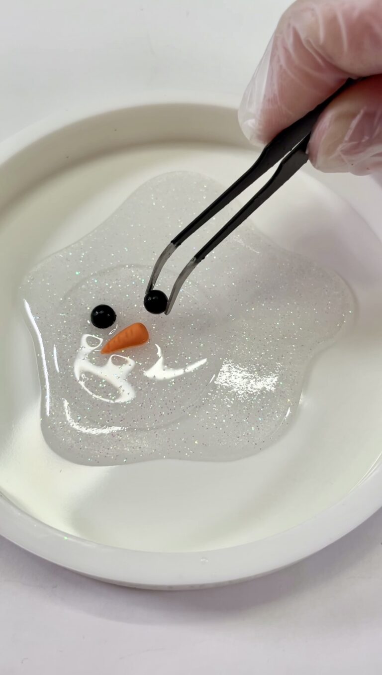 DIY Melted Snowman Epoxy Ornament - Resin Obsession